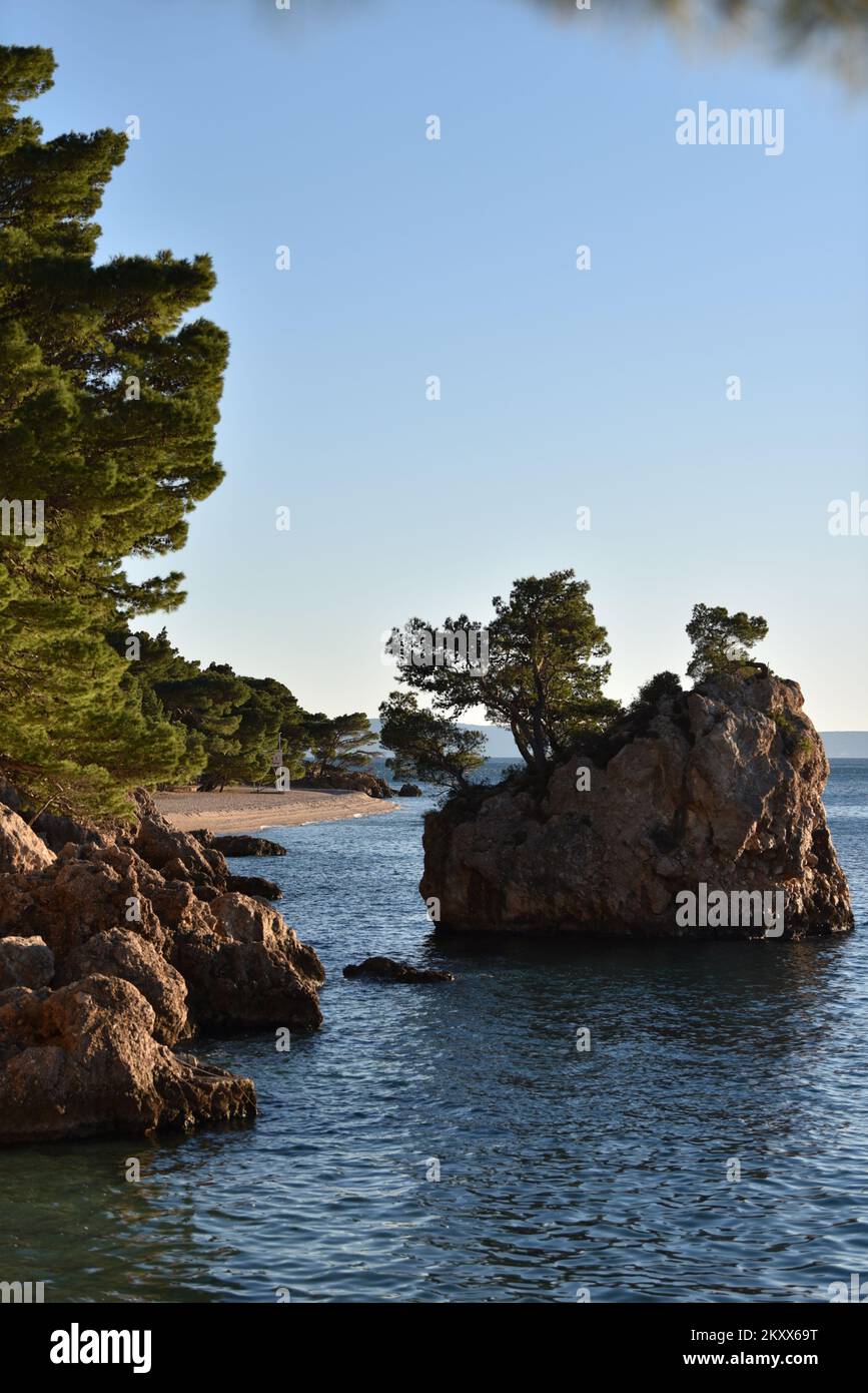 Tramonto sulla pietra di Brela a Brela, Croazia il 15 gennaio 2022. Il ...