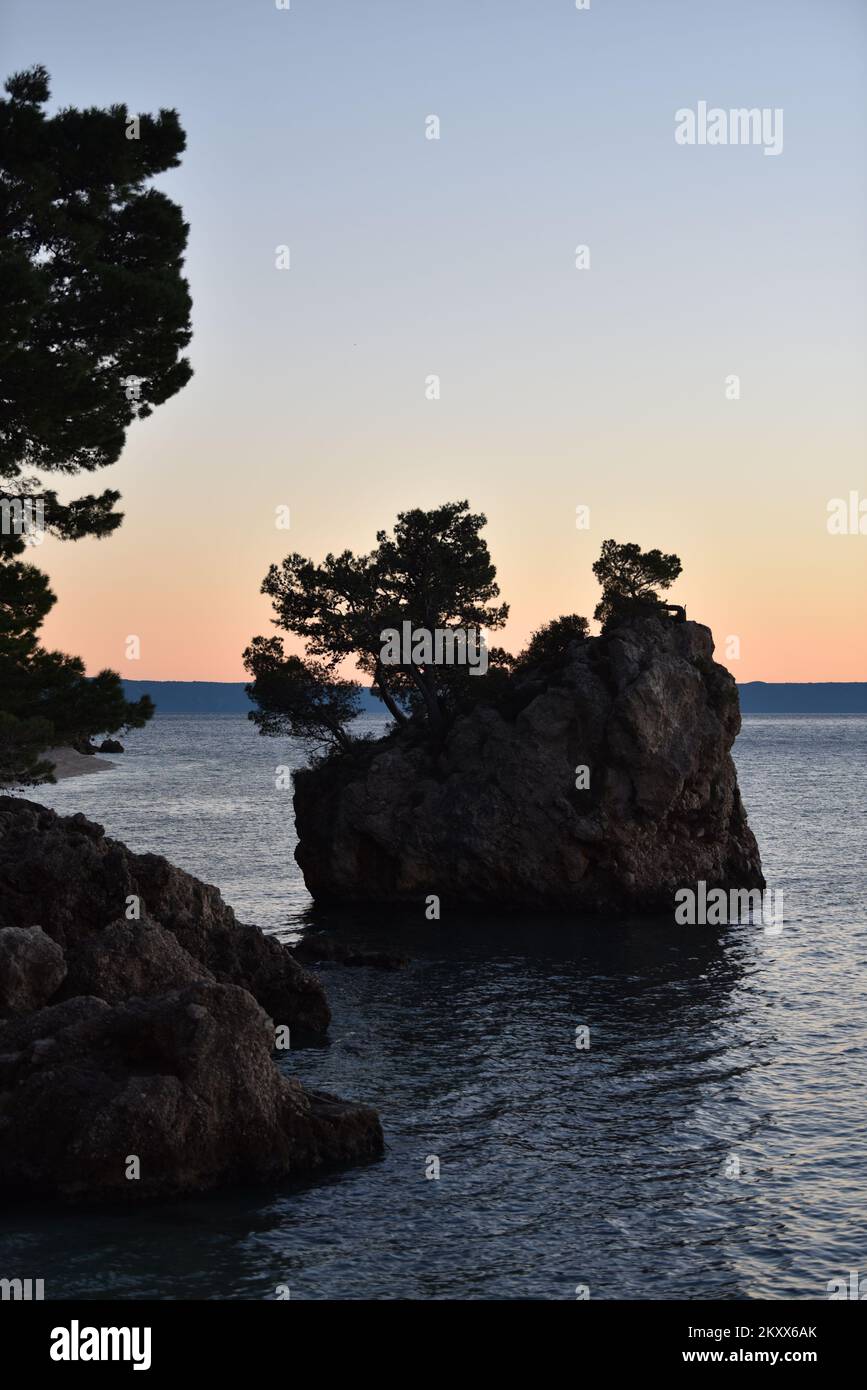 Tramonto sulla pietra di Brela a Brela, Croazia il 15 gennaio 2022. Il ...
