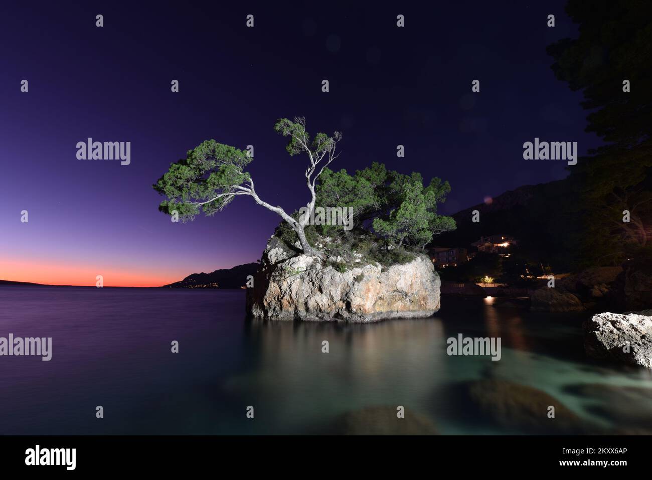 Tramonto sulla pietra di Brela a Brela, Croazia il 15 gennaio 2022. Il ...