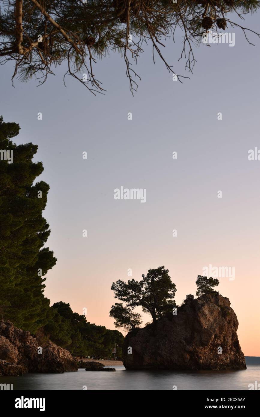 Tramonto sulla pietra di Brela a Brela, Croazia il 15 gennaio 2022. Il ...