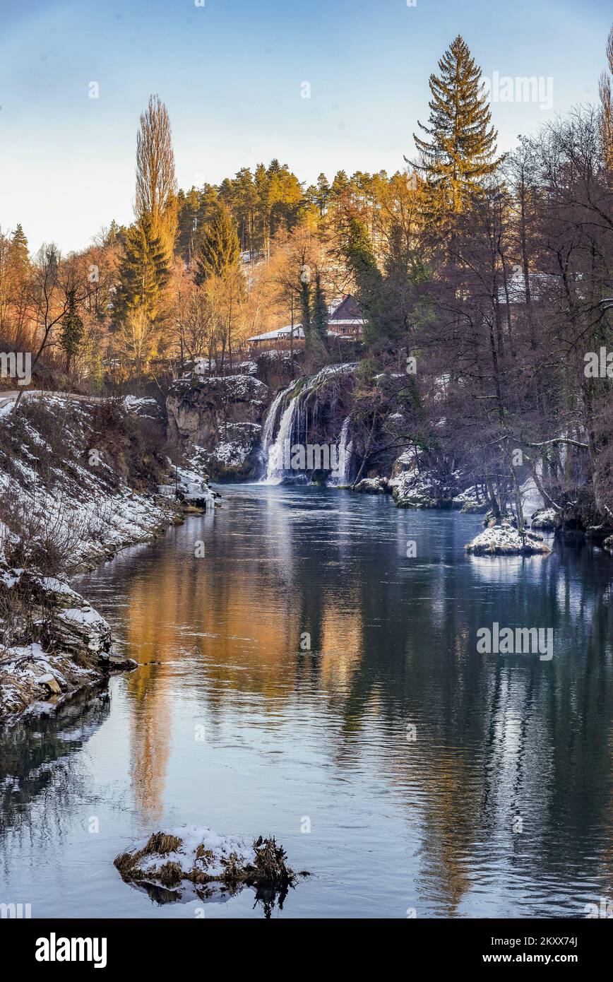 Le foto mostrano una vista da favola di Rastoke in inverno. La ...