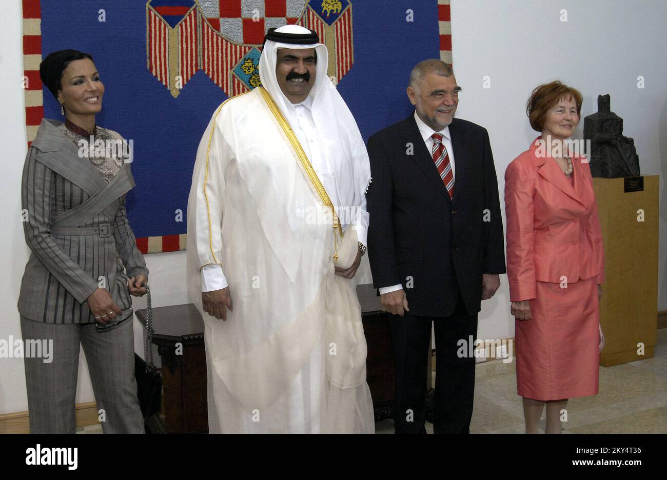 The wife of qatars emir sheikh hamad bin khalifa al thani immagini e fotografie stock ad alta ...