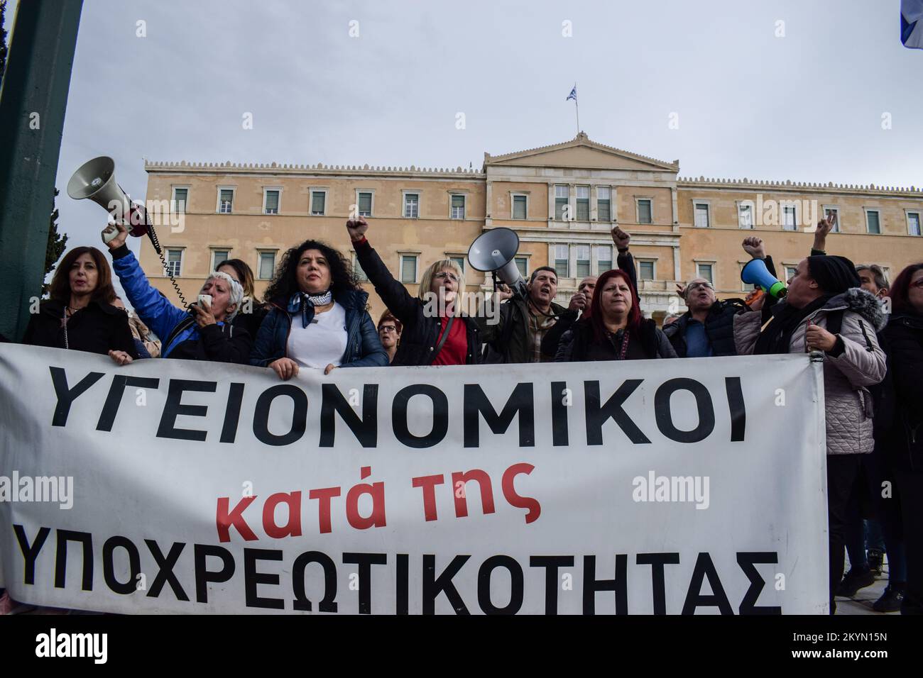 Atene, Grecia. 01 dicembre 2022. Gli operatori sanitari protestano ...