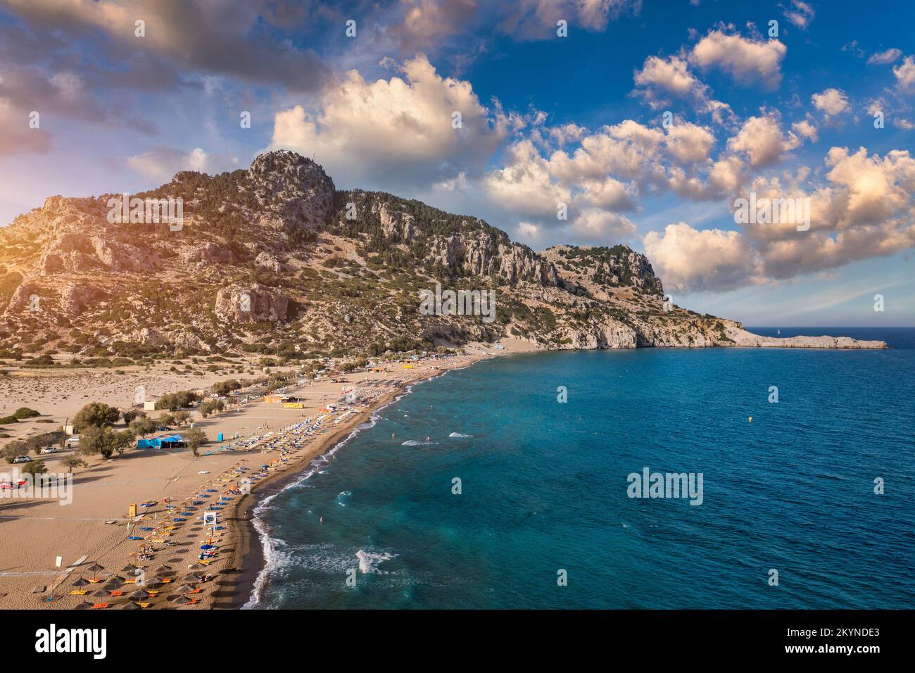 Spiaggia di Tsampika con vista dalla sabbia dorata dall'alto, Rodi ...