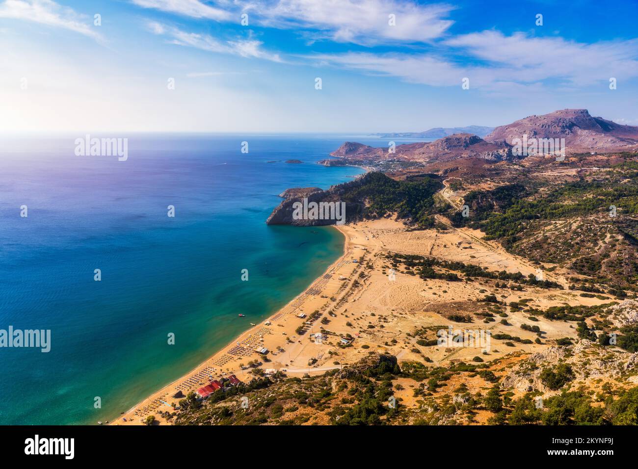 Spiaggia di Tsampika con vista dalla sabbia dorata dall'alto, Rodi ...