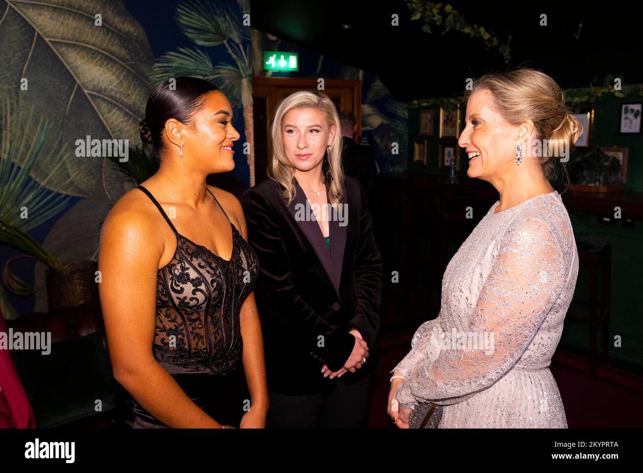 La contessa di Wessex (a destra) incontra le leonesse Jess carter (a ...