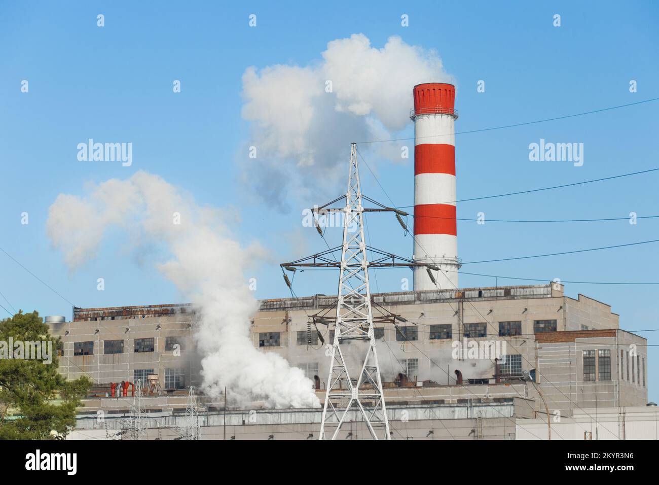 Il tubo dell'impianto industriale emette fumo tossico nell'atmosfera e ...