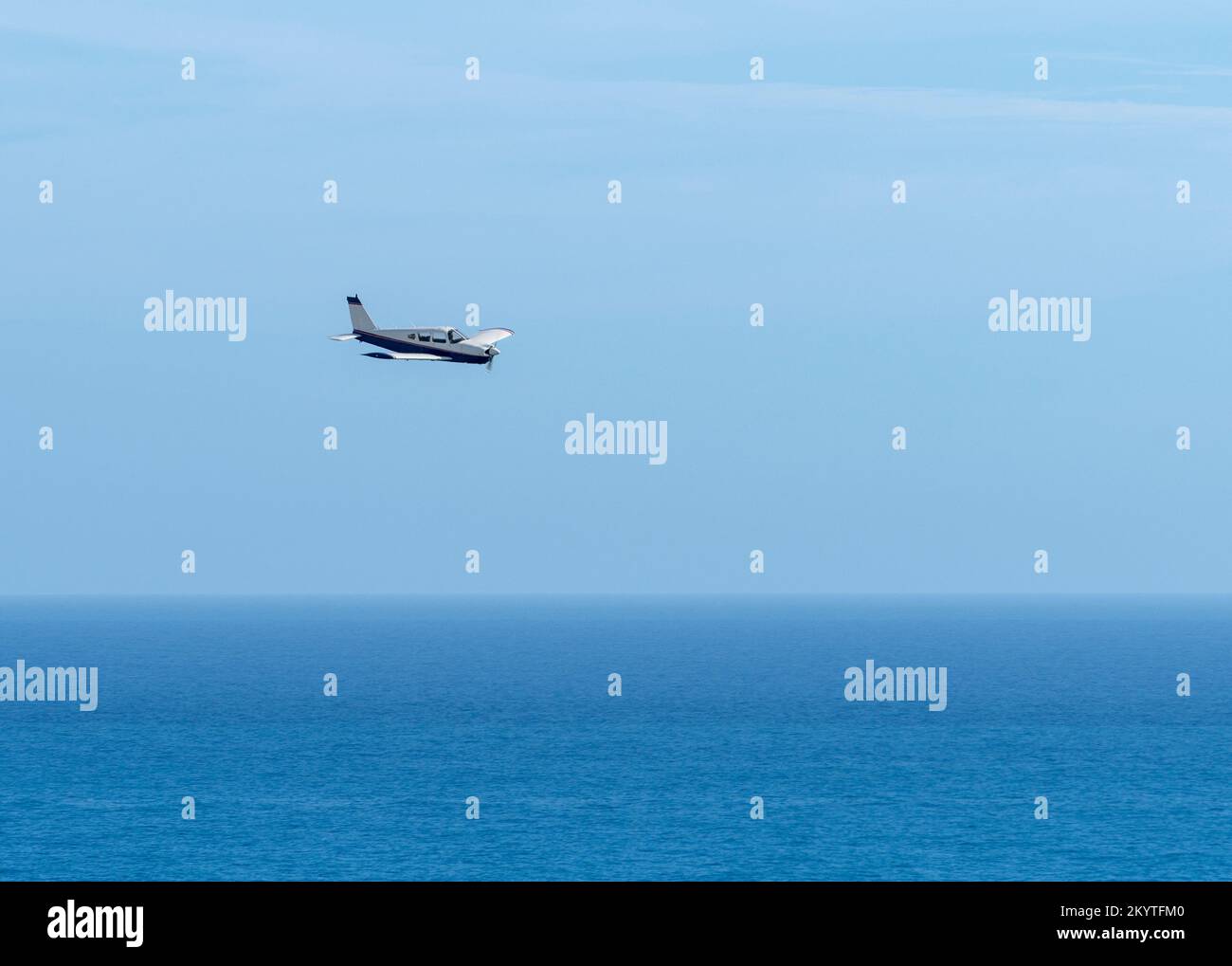 Aereo che sorvola il mare immagini e fotografie stock ad alta ...
