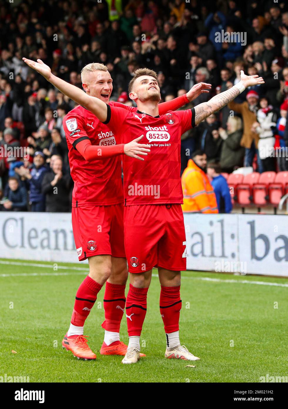 Charlie Kelman (a destra) di Leyton Orient celebra il primo goal della ...