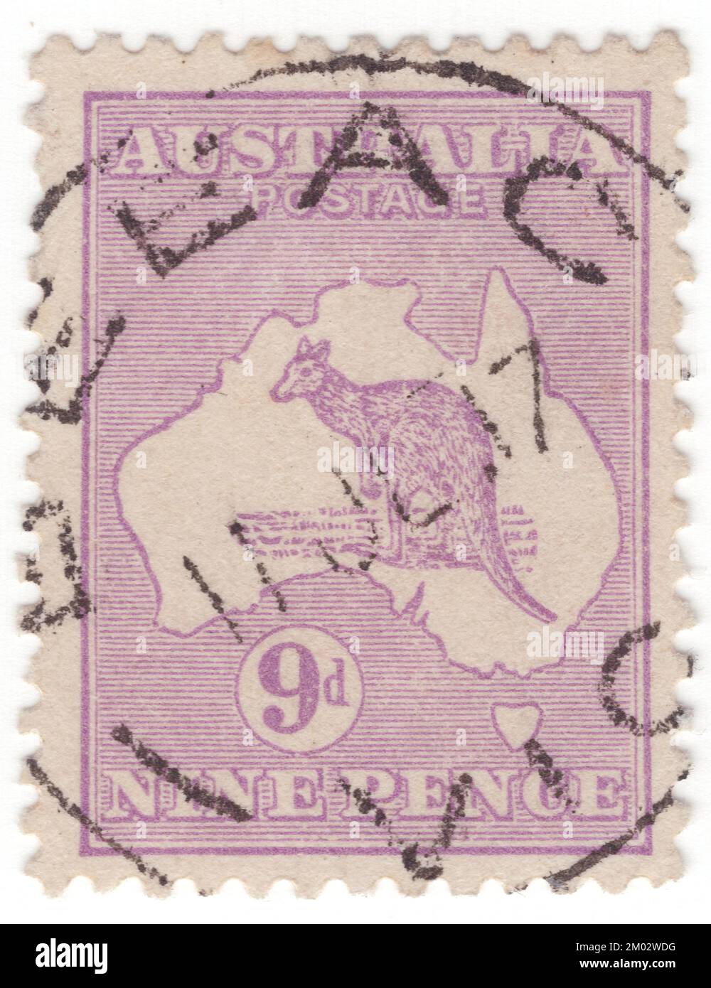 AUSTRALIA — 1913: Un francobollo viola da 9 recinti raffigurante il ...