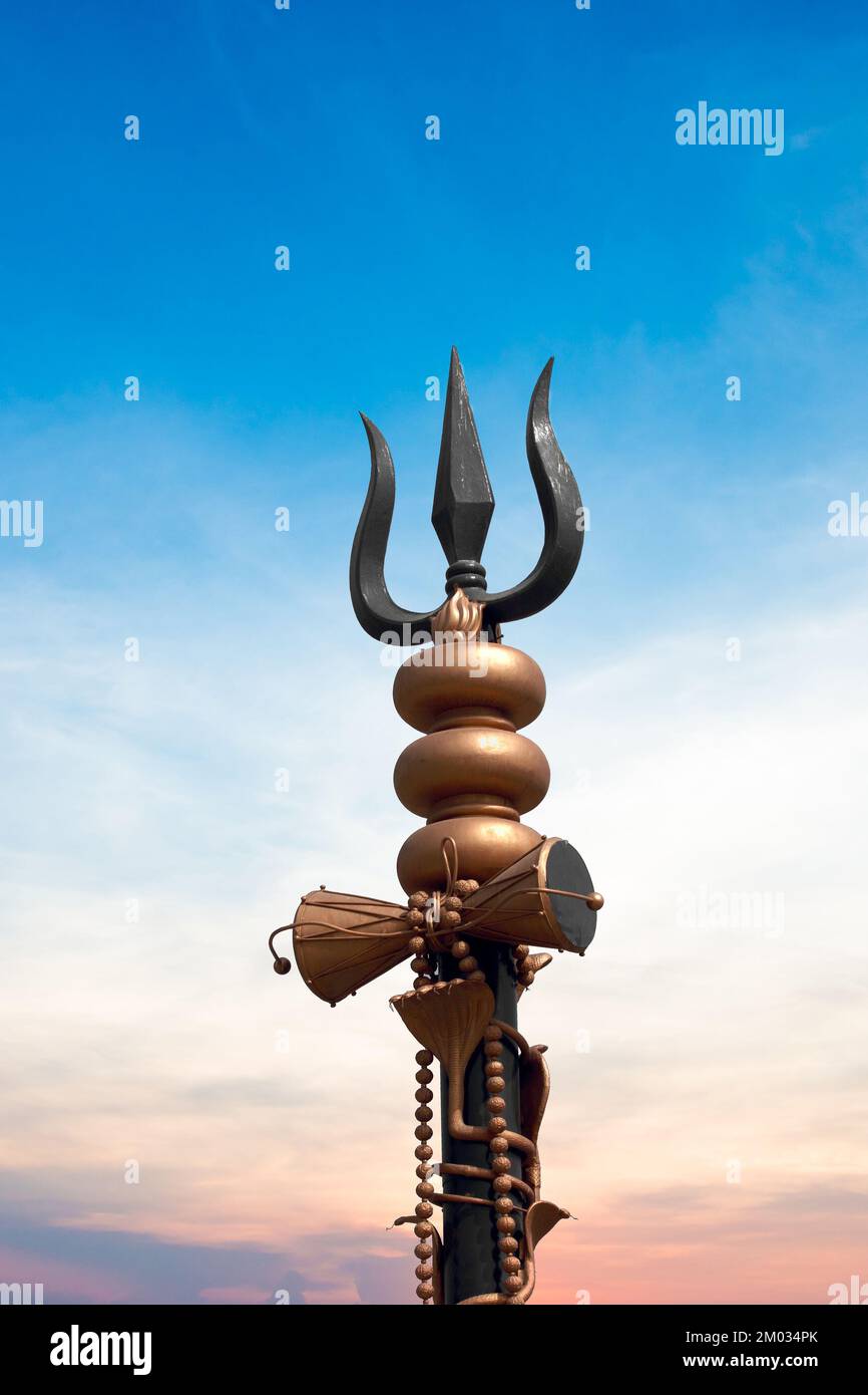 Statue hindu god shiva trident immagini e fotografie stock ad alta ...