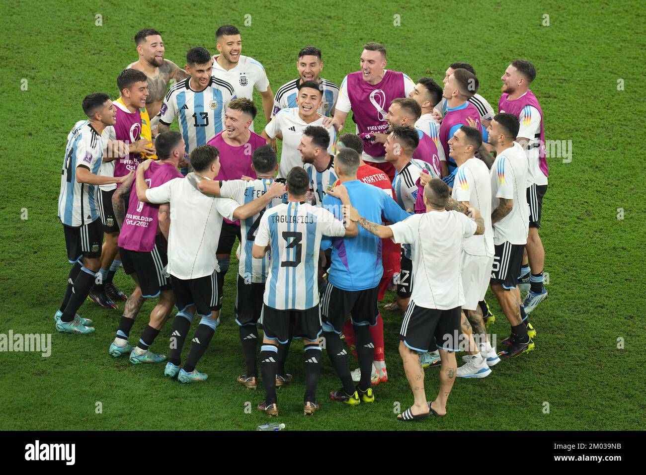 Il Lionel messi (centro) argentino festeggia con i compagni di squadra ...