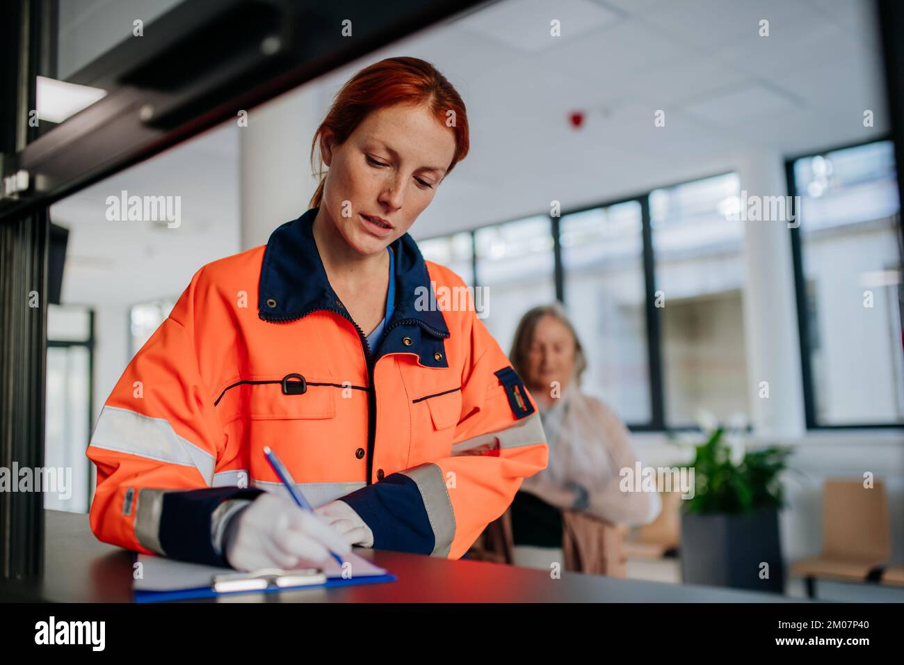 Compilando carte immagini e fotografie stock ad alta risoluzione - Alamy