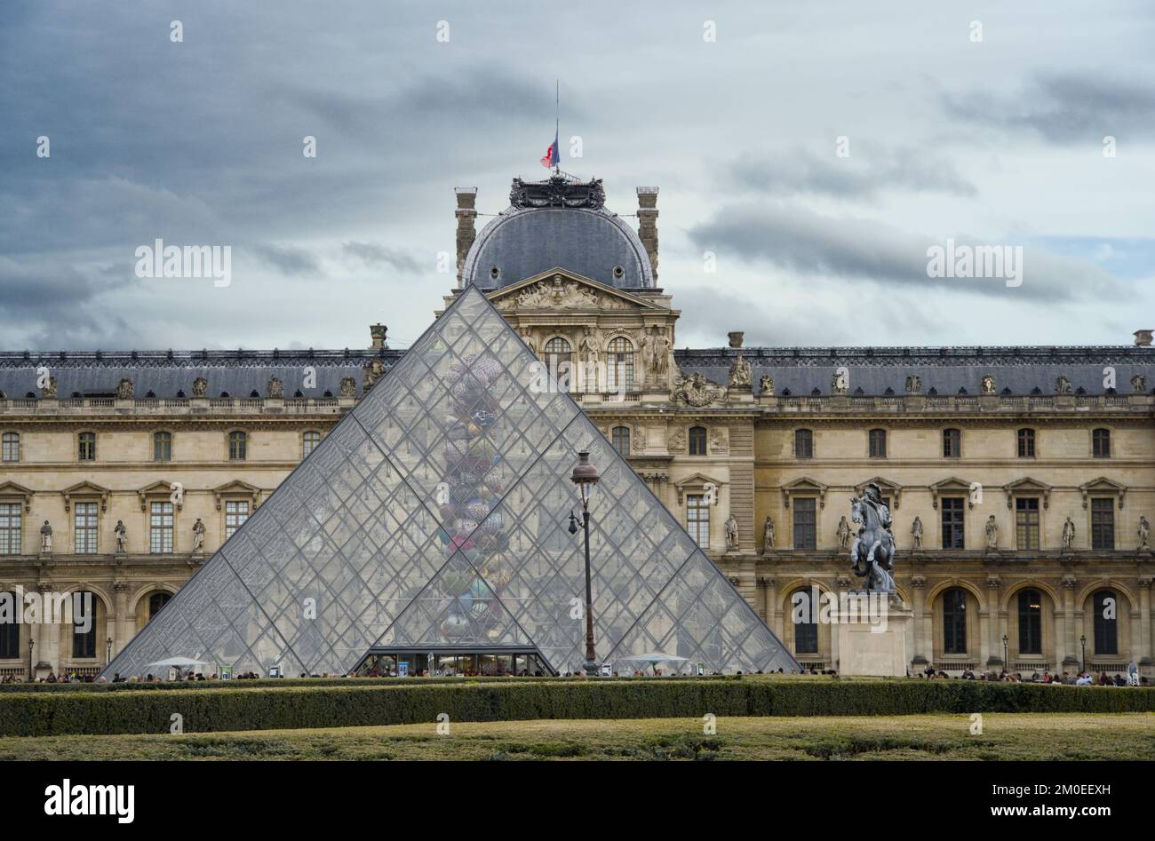 La piramide del Louvre e la facciata del museo del Louvre a Parigi Foto ...