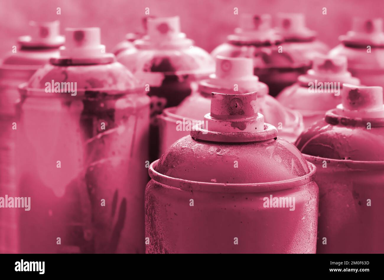 Un sacco di bombolette spray sporche e usate di vernice. Fotografia ...