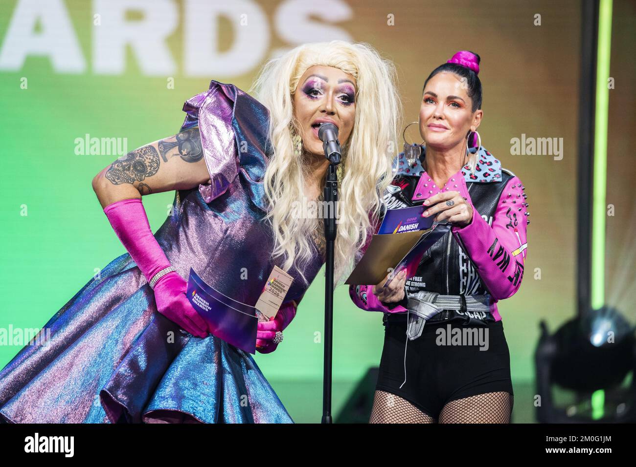 I membri della band Aqua Rene Diff (in drag) e Lene Nystrom sul palco ...