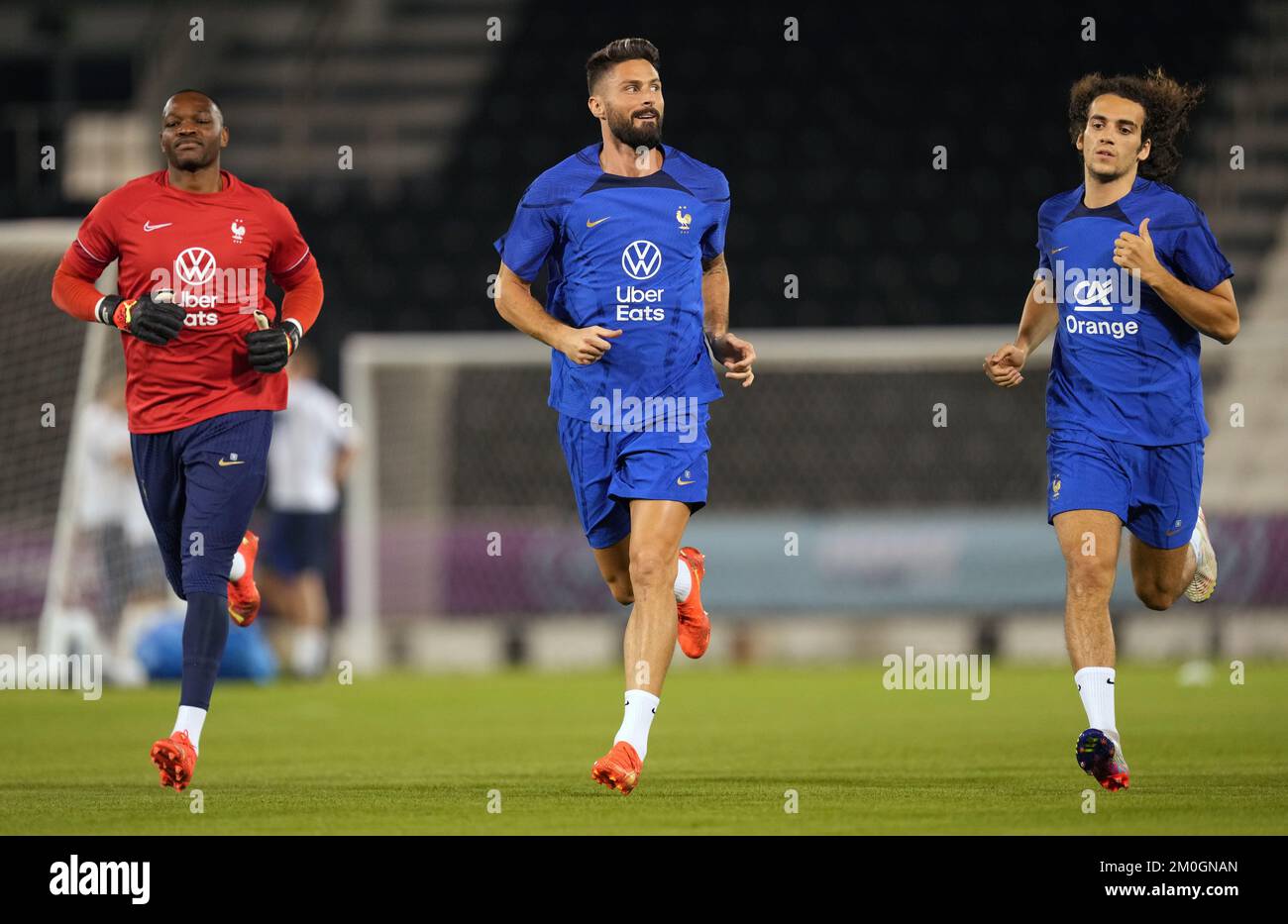 Il portiere francese Steve Mandanda, Olivier Giroud e Matteo Guendouzi ...