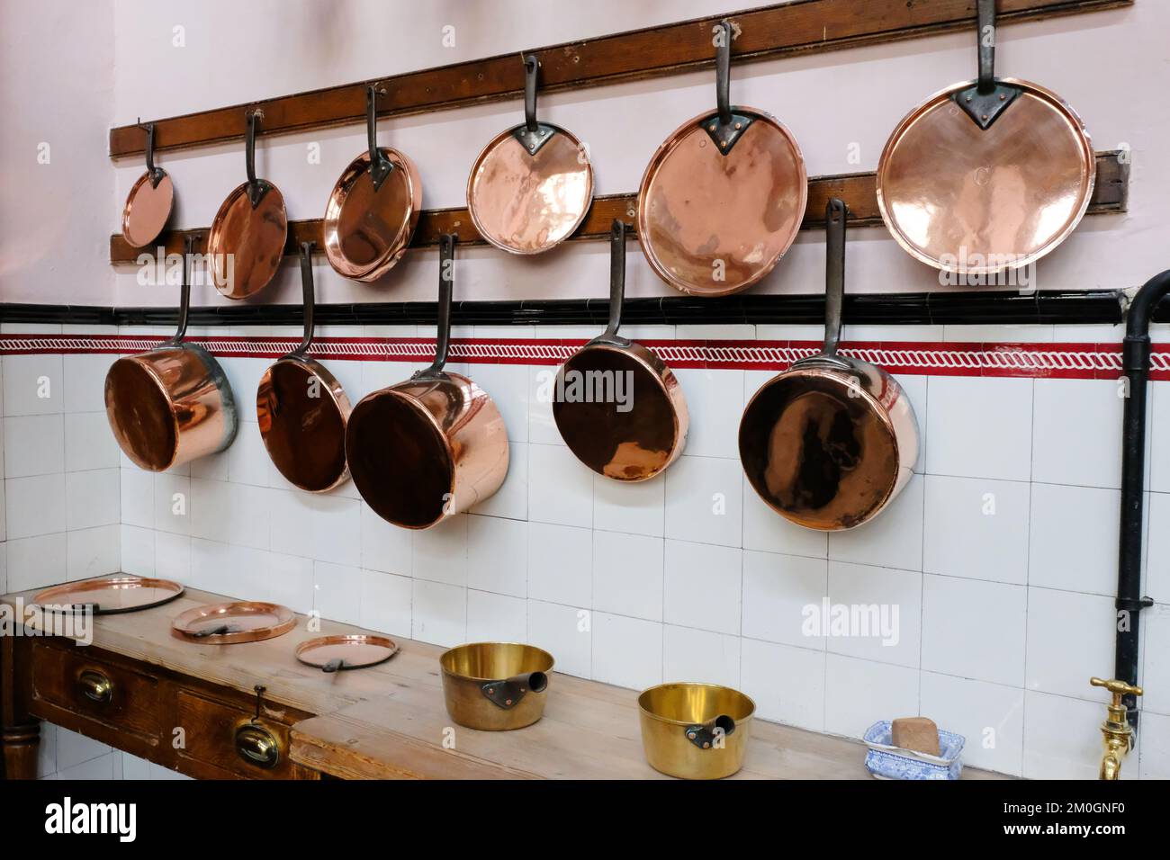 Pentole in rame antico immagini e fotografie stock ad alta risoluzione ...