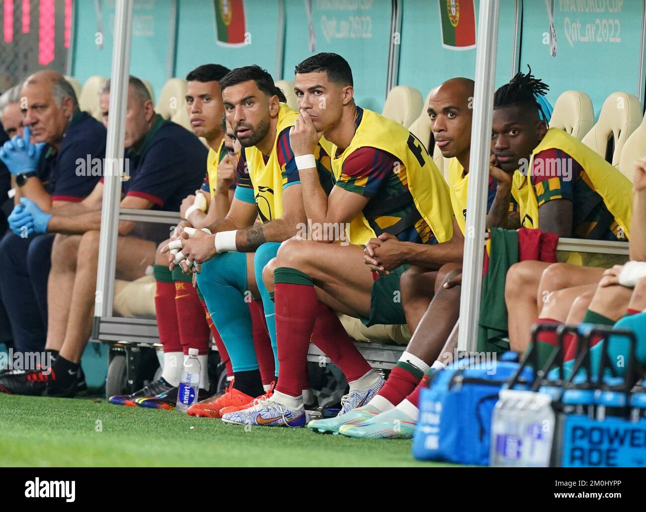 Cristiano Ronaldo (al centro) del Portogallo sul banco dei sub durante ...