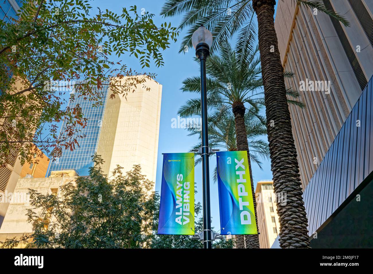Phoenix, AZ - 10 novembre 2022: Banner sui lampioni del centro dicono ...