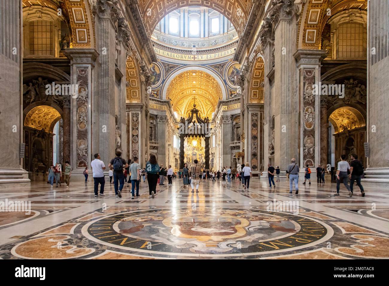 La navata della basilica di san pietro in vaticano immagini e ...