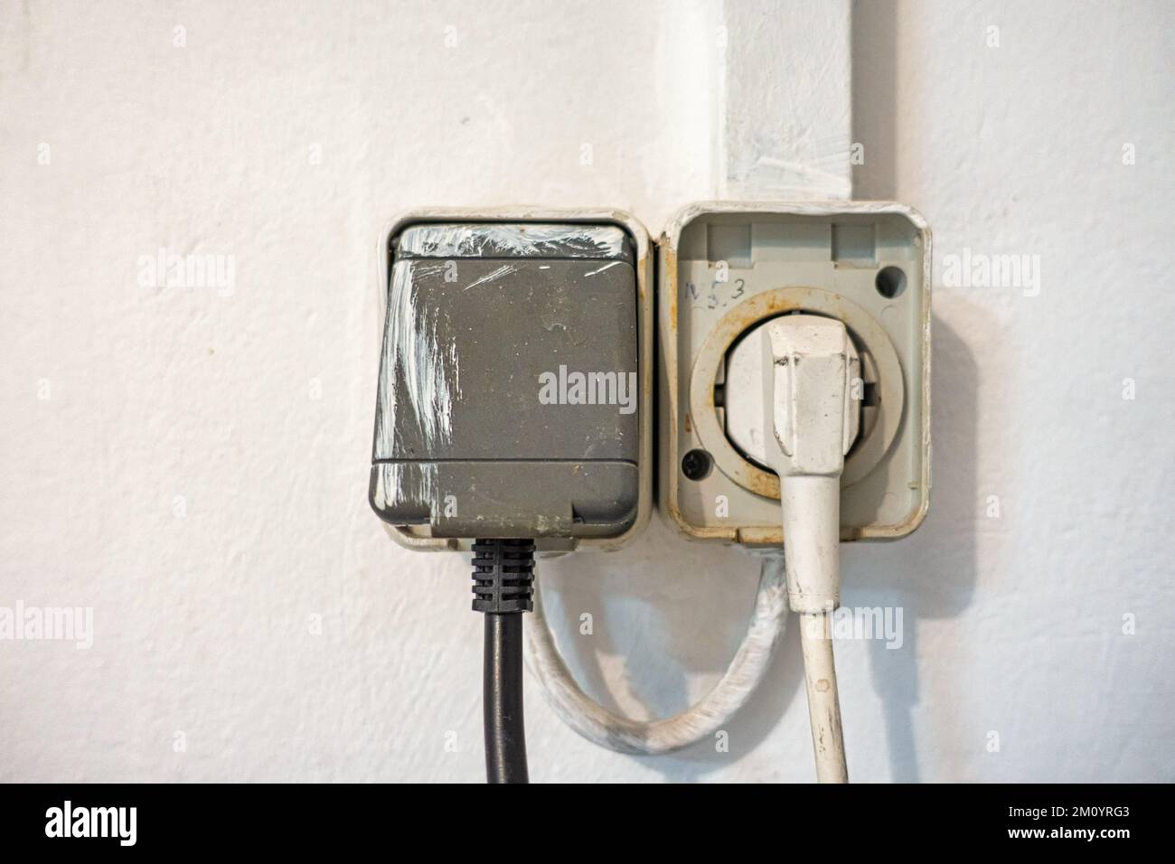 Schutz vor elektrischen schlag immagini e fotografie stock ad alta risoluzione - Alamy