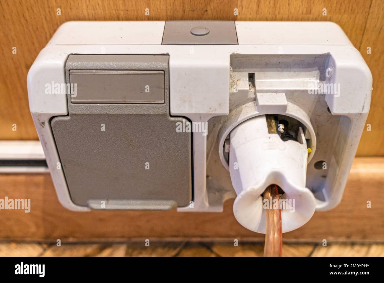 Schutz vor elektrischen schlag immagini e fotografie stock ad alta risoluzione - Alamy