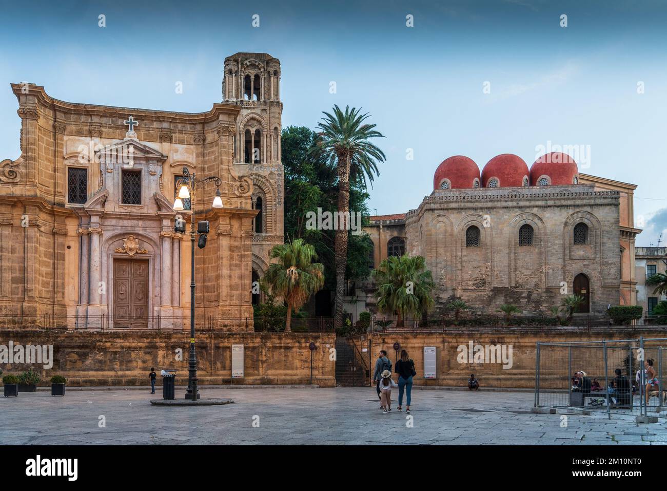 La chiesa di San Cataldo e Santa Maria dell'Ammiraglio a Palermo. Sono ...