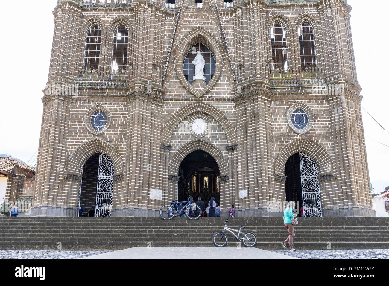 Scena di strada davanti alla basilica menor de la concepcion immagini e ...