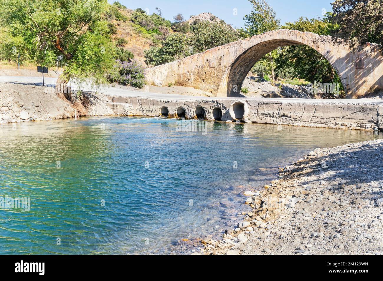 Antico ponte ad arco sul fiume megalopotamos immagini e fotografie ...