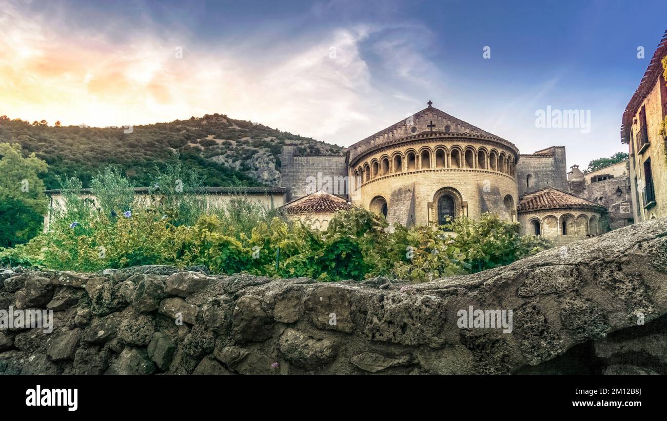 Monastero di Gellone a Saint Guilhem le Désert. Il sito del monastero ...