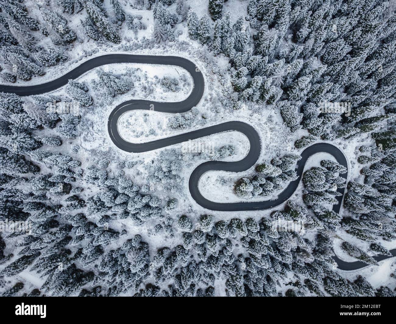 Vista aerea delle dolomiti su una strada tortuosa nel paesaggio ...