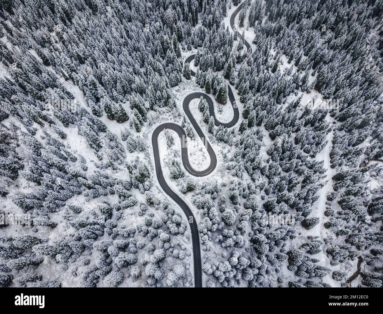 Vista aerea delle dolomiti su una strada tortuosa nel paesaggio ...