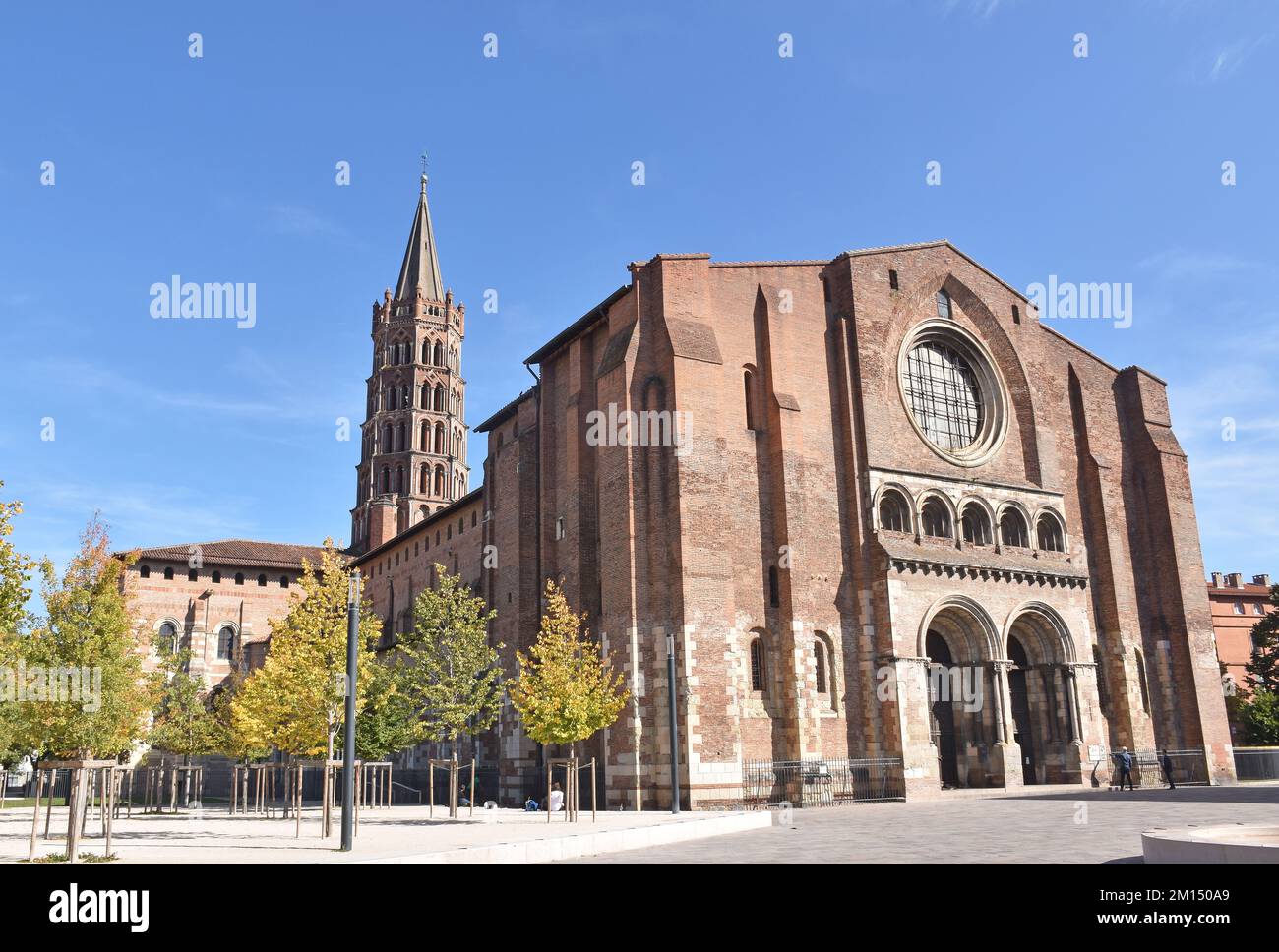 La chiesa Basilica di San Sernin, Tolosa, il più grande edificio romanico d'Europa, di mattoni ...