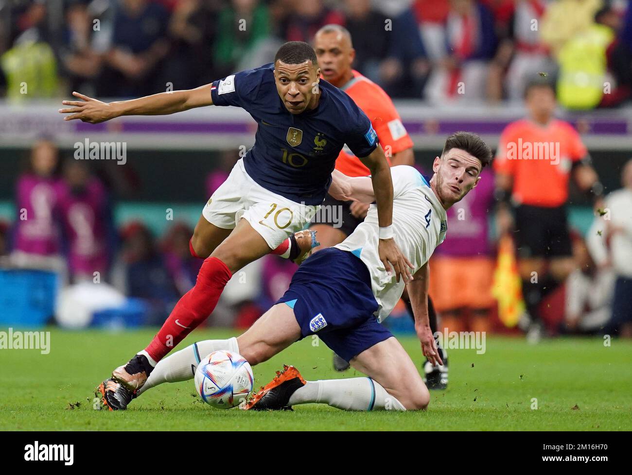 Il francese Kylian Mbappe è affrontato dal britannico Declan Rice (a ...