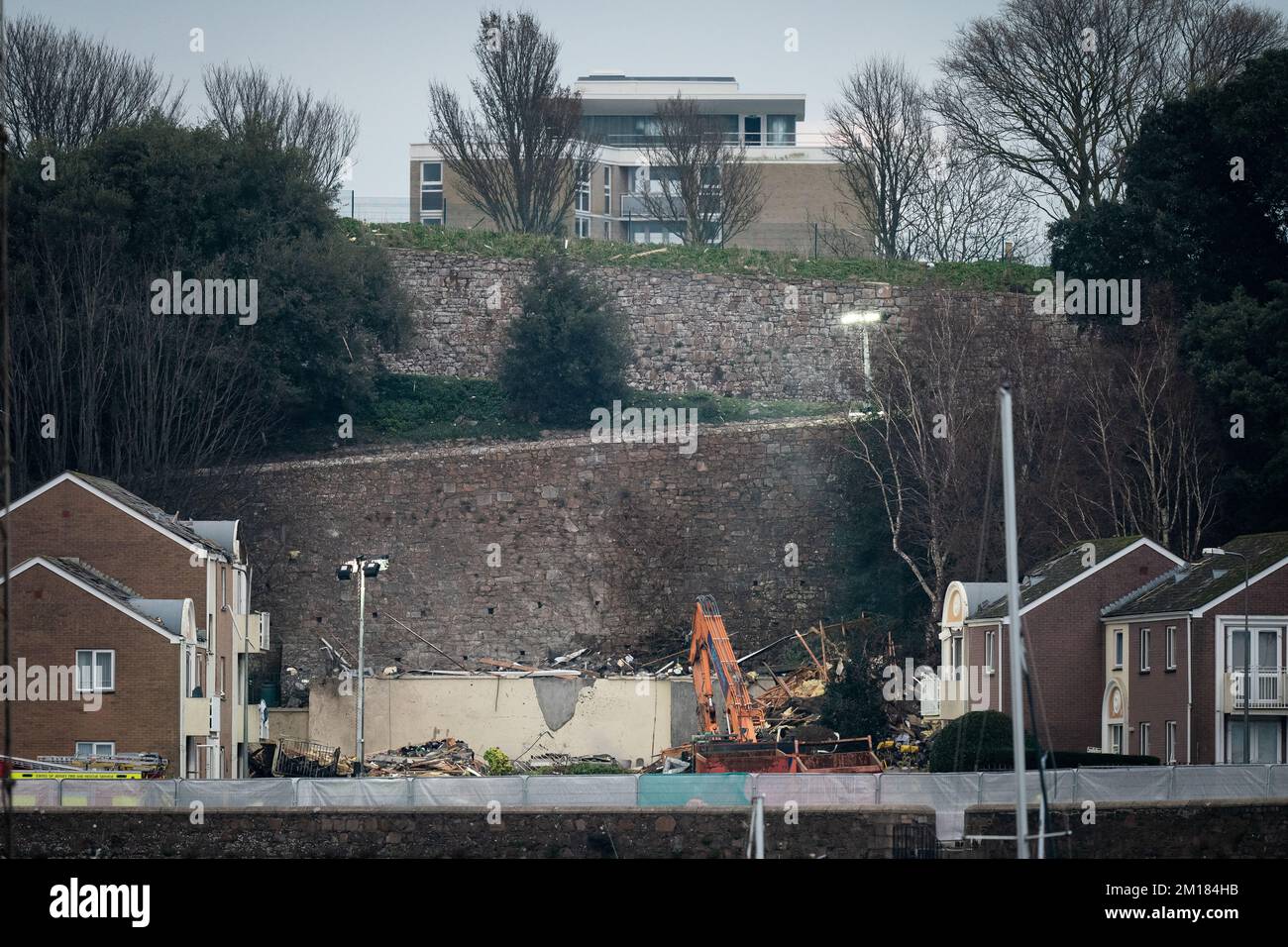 La scena di un'esplosione e un incendio in un blocco di appartamenti a ...