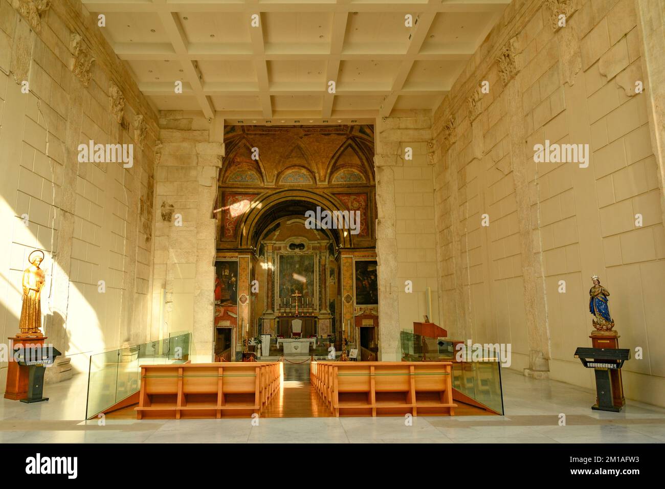 L'interno di una chiesa medievale costruita tra le colonne di un antico ...