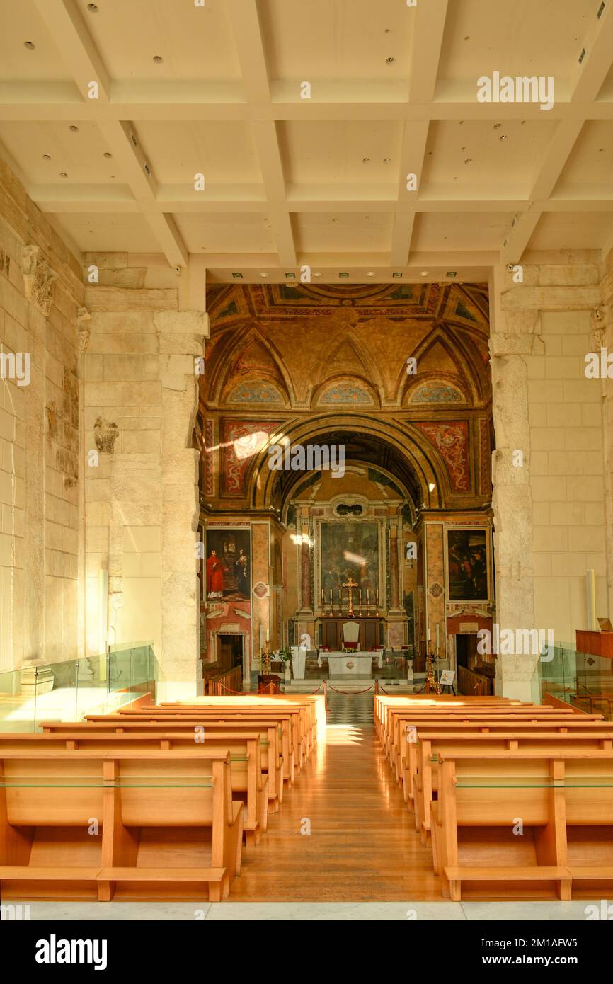 L'interno di una chiesa medievale costruita tra le colonne di un antico ...