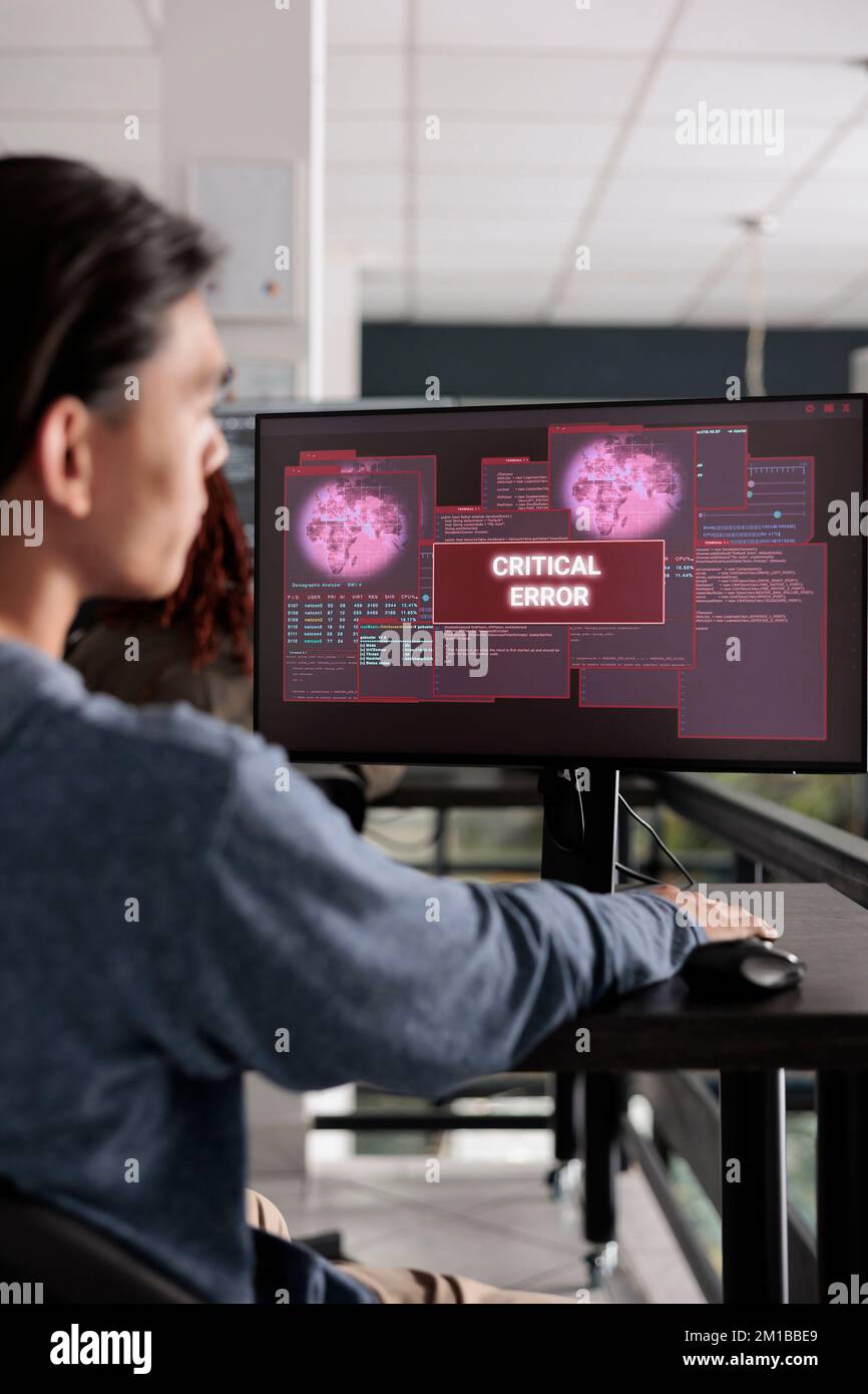 Sviluppatore di software che ha il server web hacked guardare il ...