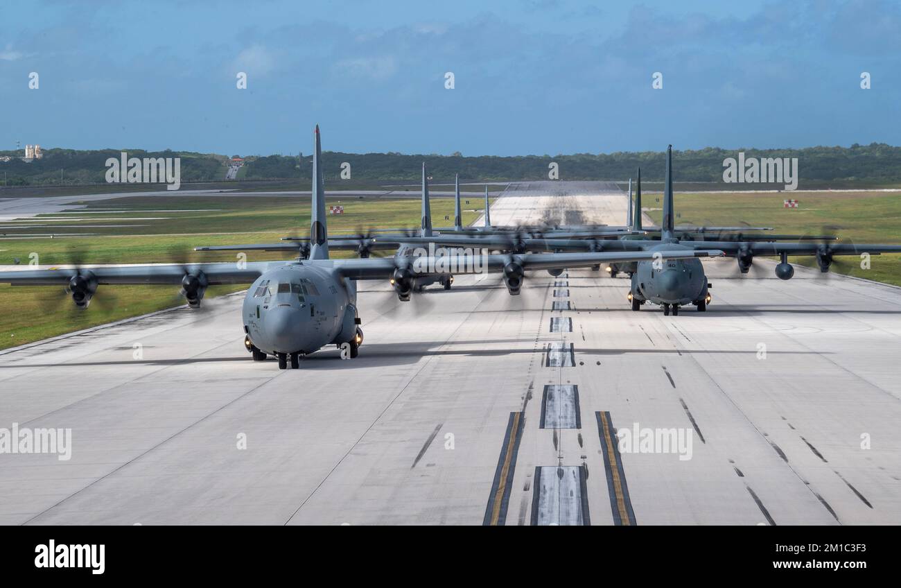 A Japan Air Self-Defense Force C-130H Hercules assegnato al 401st Tactical Airlift Squadron ...