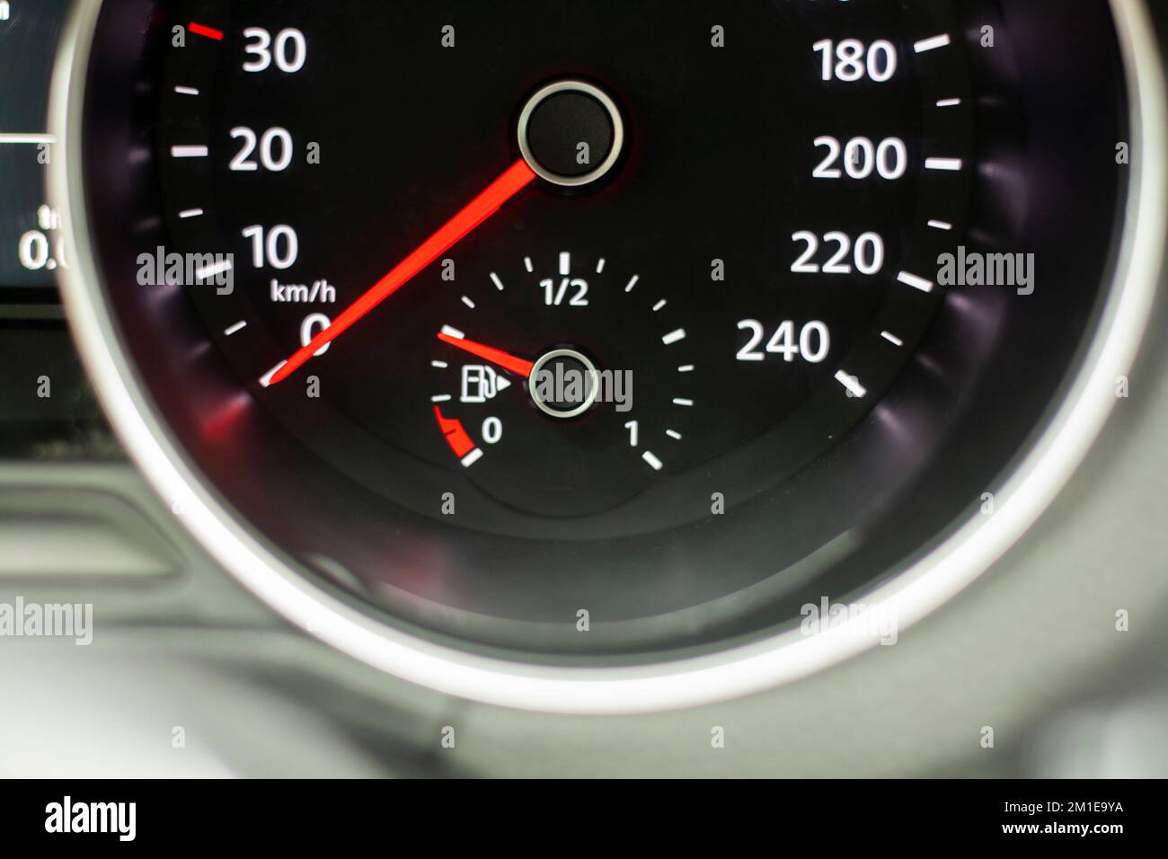 Contachilometri, contagiri e diversi comandi del veicolo o dell'auto ...