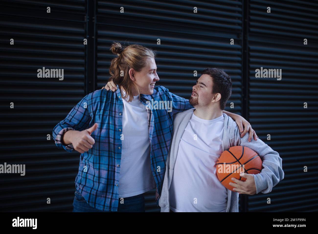 Uomo con sindrome di Down giocare a basket all'aperto con il suo amico ... Uomo con sindrome di Down giocare a basket all'aperto con il suo amico ...