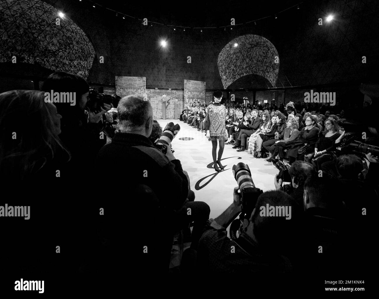 Sfilata di moda modello passerella Foto e Immagini Stock in Bianco e ...