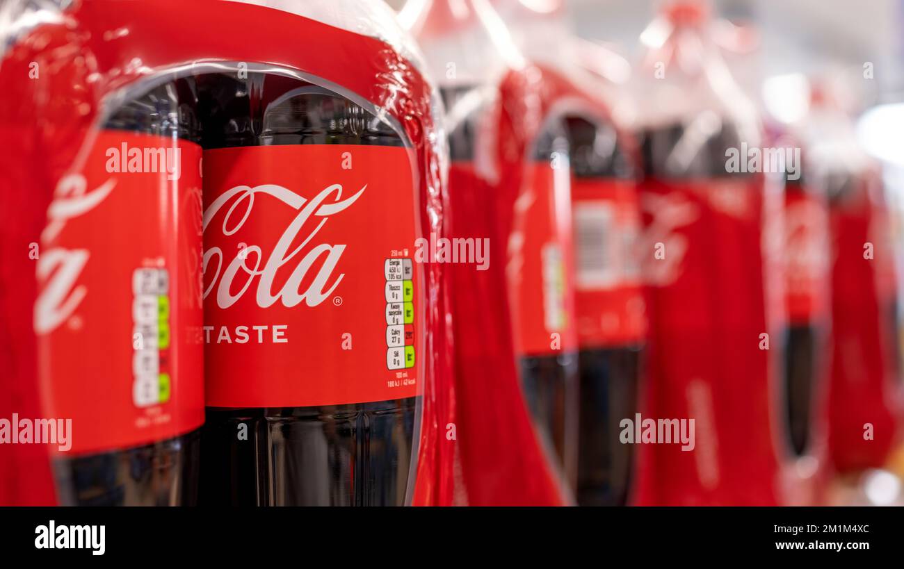 Bottiglie fredde di coca cola classiche immagini e fotografie stock ad ...