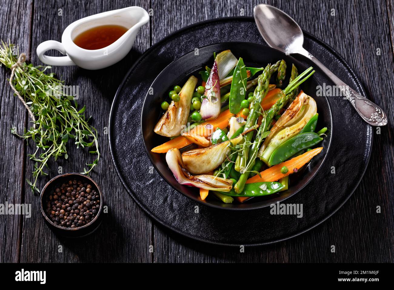 Barigoule di verdure estive, finocchio, carote per bambini, piselli a ...