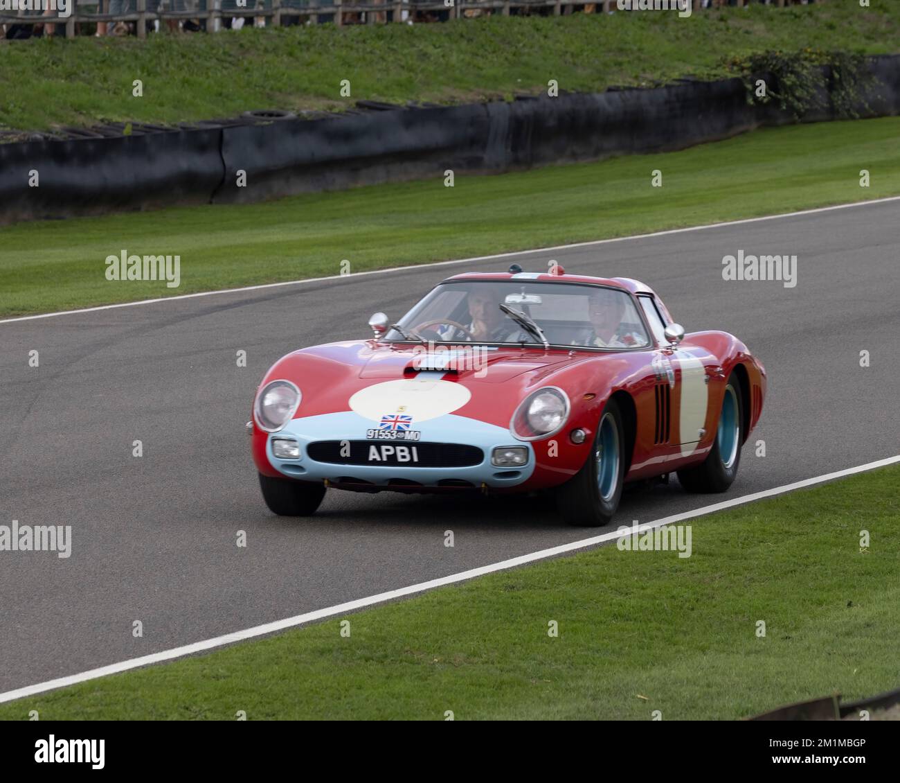 Cinque volte il vincitore di le Mans Derek Bell guida una Ferrari 250 ...