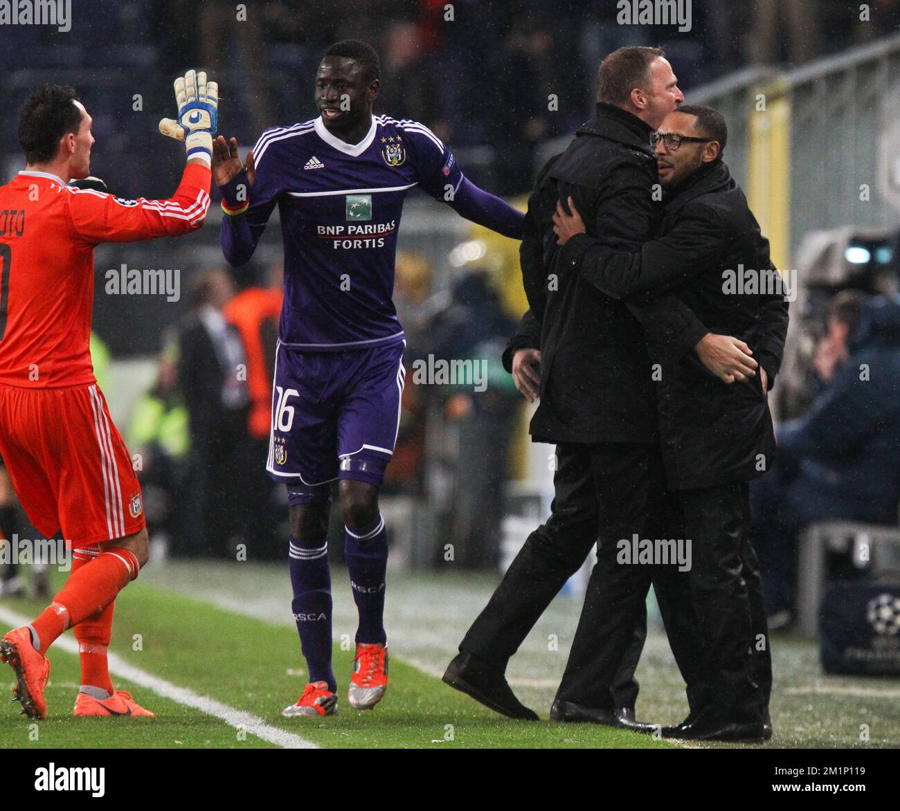 20121106 - BRUXELLES, BELGIO: Cheikhou Kouyate di Anderlecht, portiere ...