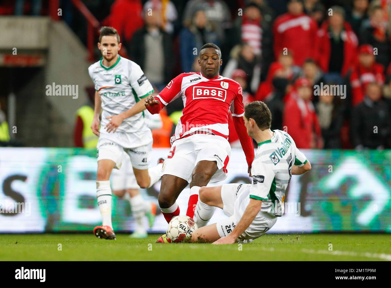 20140201 - LIEGE, BELGIO: Geoffrey Mujangi Bia di Standard e Stef Wils ...