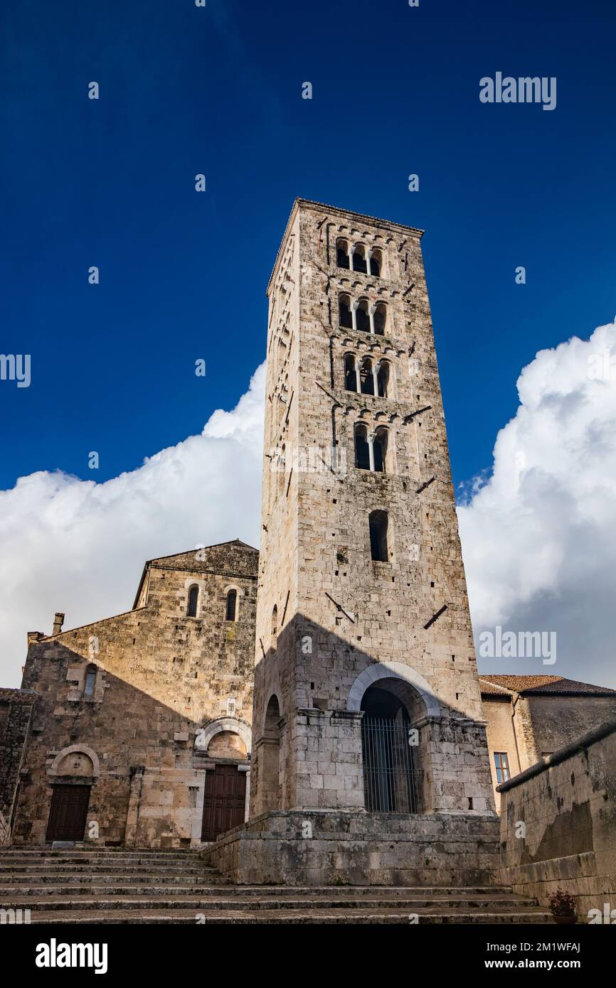 Facciata in pietra della cattedrale di Santa Maria Annunziata, in stile ...
