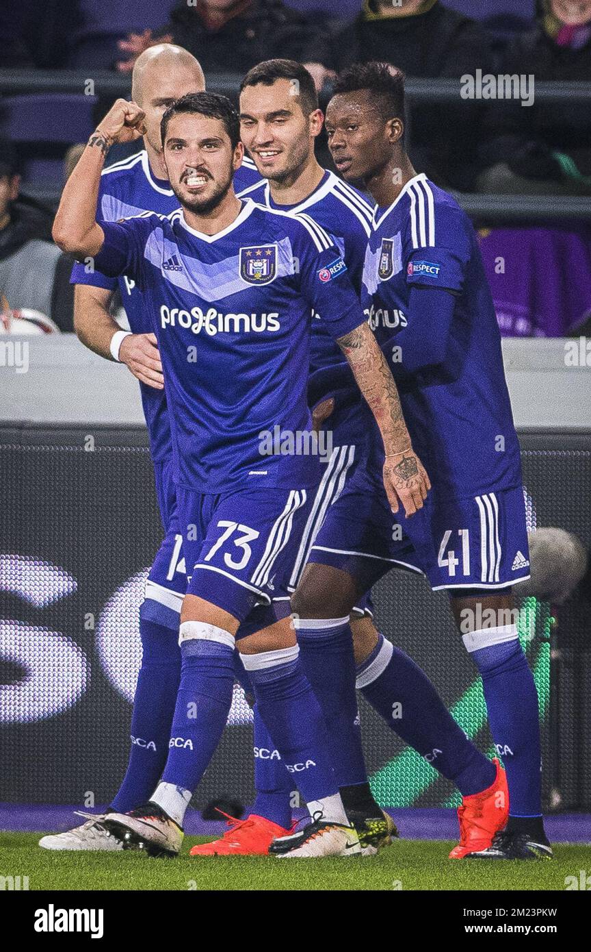 Nicolae-Claudiu Stanciu (C) di Anderlecht festeggia con i suoi compagni ...